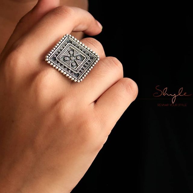 Adya Fine Daana Detailed Square Ring