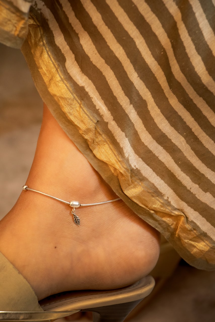 Adya Intricate Leaf Drop Fine Anklet